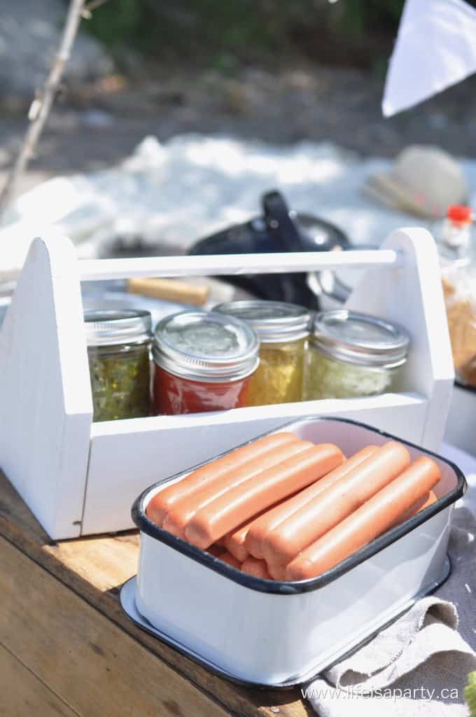 What To Bring On A Picnic - Life is a Party